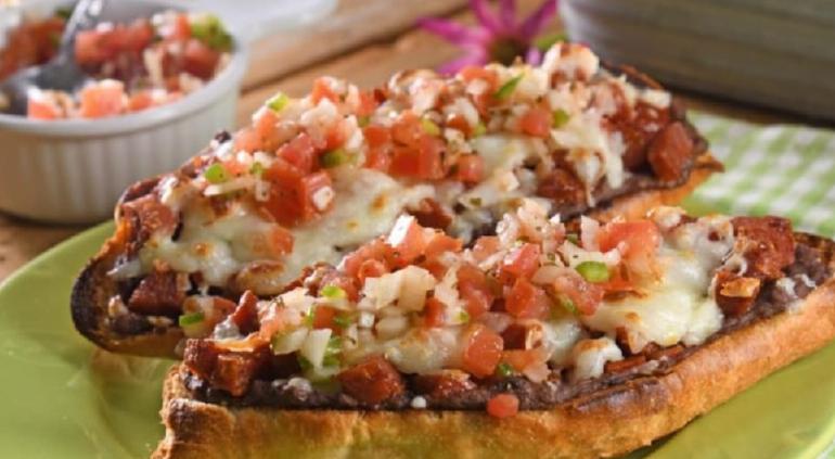 Prepara estos ricos molletes con pico de gallo
