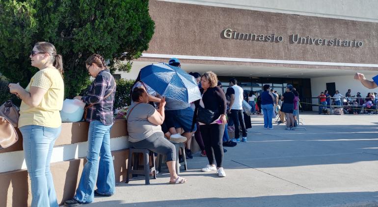 Filas en el Gimnasio Universitario para boletos de Los Ángeles Azules