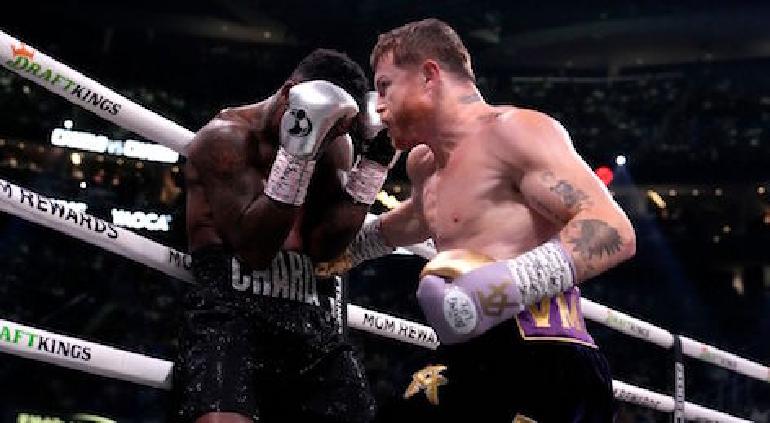 Canelo Álvarez vence a un gris Jermell Charlo por decisión unánime