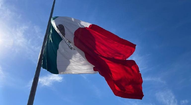 Izaron mega Bandera en el Chamizal