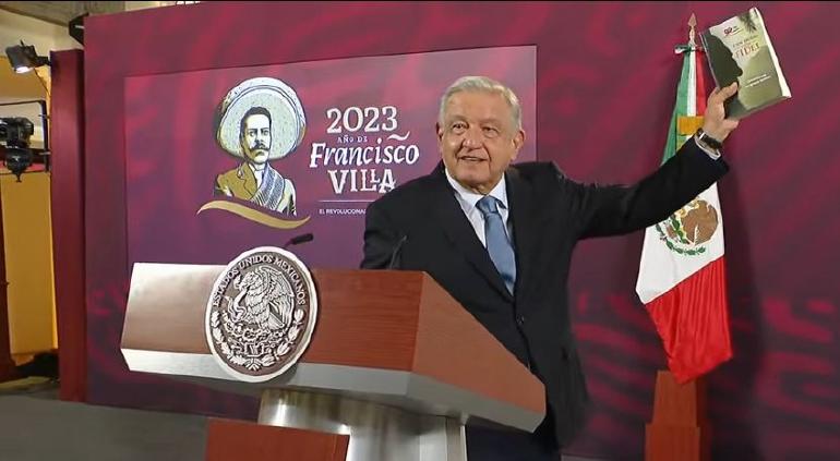 Periodista Ignacio Ramonet regala a AMLO su libro "100 horas"