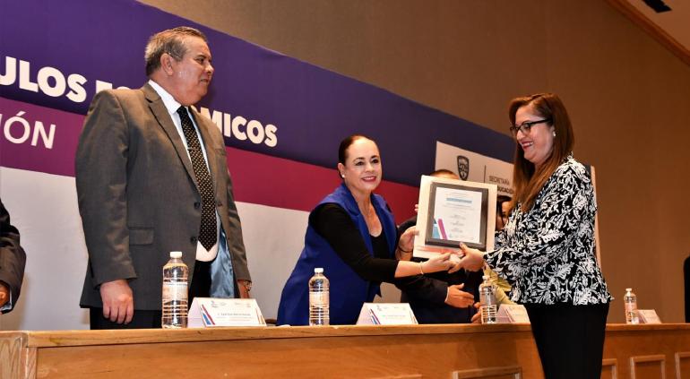 Entregó SEyD reconocimientos y estímulos a maestros de la Sección 42