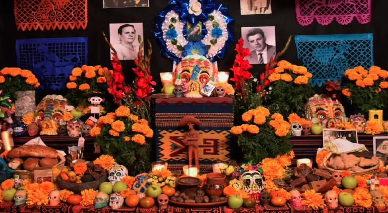 Así puedes hacer tus flores de cempasúchil para tu altar