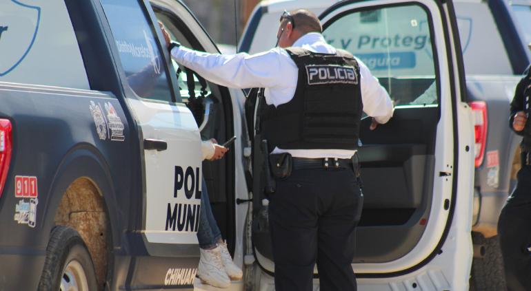 Se agazapa en casa tras golpear a su pareja al sur