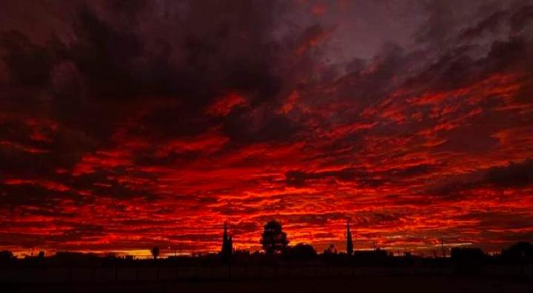 Deslumbrante atardecer en Jiménez de tonos cálidos y vibrantes