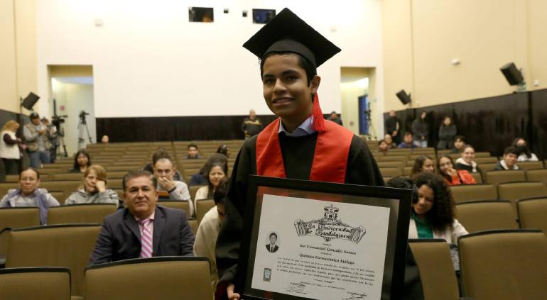 Se graduó joven de 13 años de la UdeG; es el egresado más joven