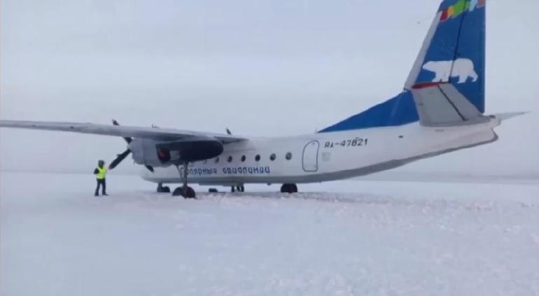 Avión ruso aterrizó en río congelado, lo confundió con pista 🎦