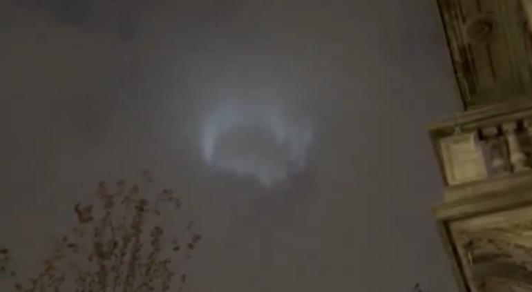 ¿Aliens? Captaron misterioso anillo de luces en cielo de Milán
