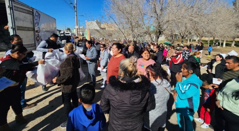 Regalaron más de mil cobijas a familias en el Valle de Juárez