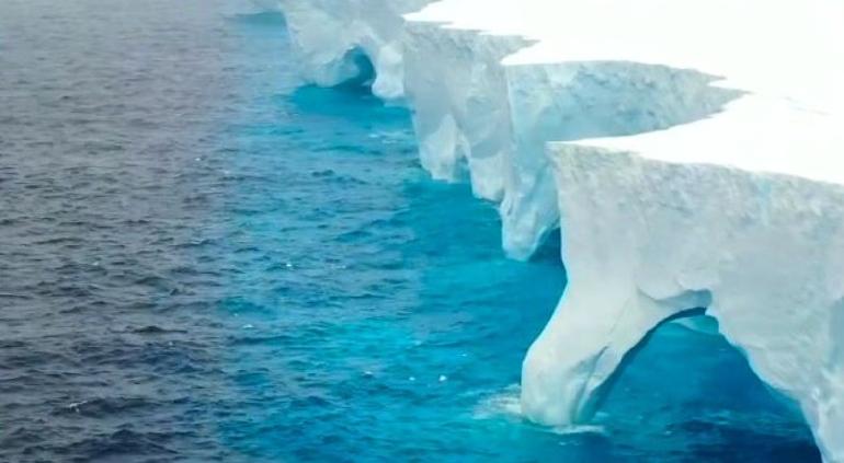 Así luce el iceberg más grande del mundo, tiene cuevas 🎦