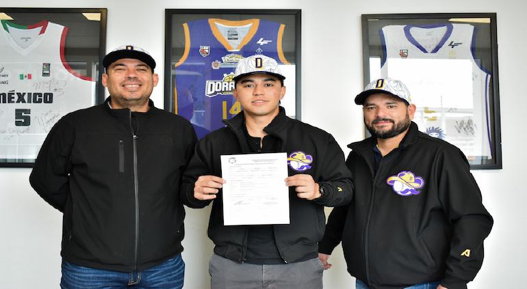 Firma Dorados de la LMB al jugador chihuahuense Adrián Saucedo