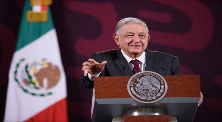 Pide AMLO que usen lentes durante el eclipse y la guerra sucia