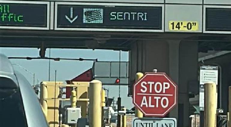 Un letrero de carril Sentri en el puente Córdova Américas generó ...