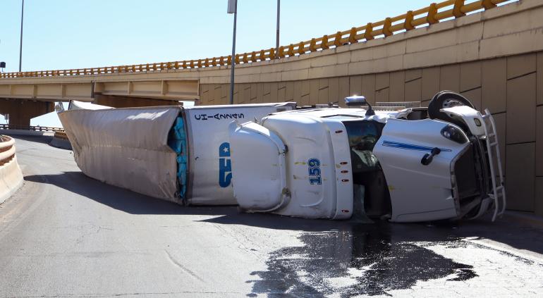 Vuelca tráiler cargado con algodón en gaza de carretera Aldama