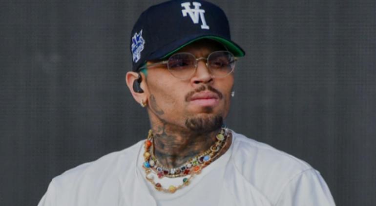 Estalló Chris Brown vs trabajador que lo dejó colgado en el escenario