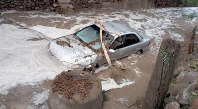 Creció Río Tomochi por lluvias; arrastró vehículos