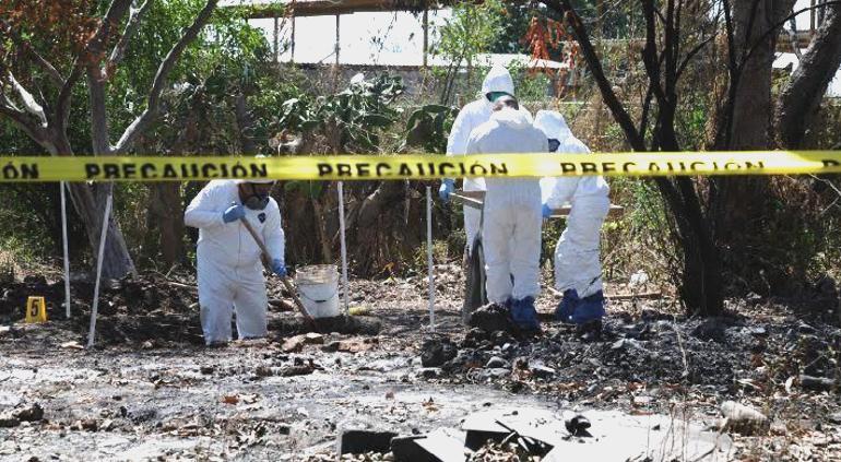 Localizaron 6 bolsas con restos humanos en fosa clandestina de Jalisco