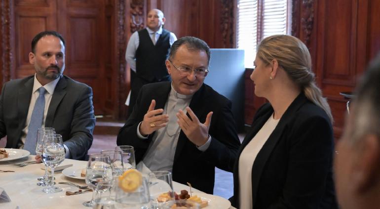 Recibe Maru a Joseph Spiteri, del Nuncio Apostólico