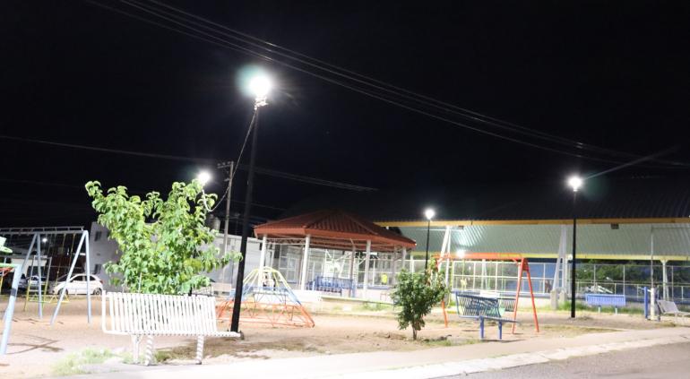 Iluminaron con lámparas led los parques de Campo Bello