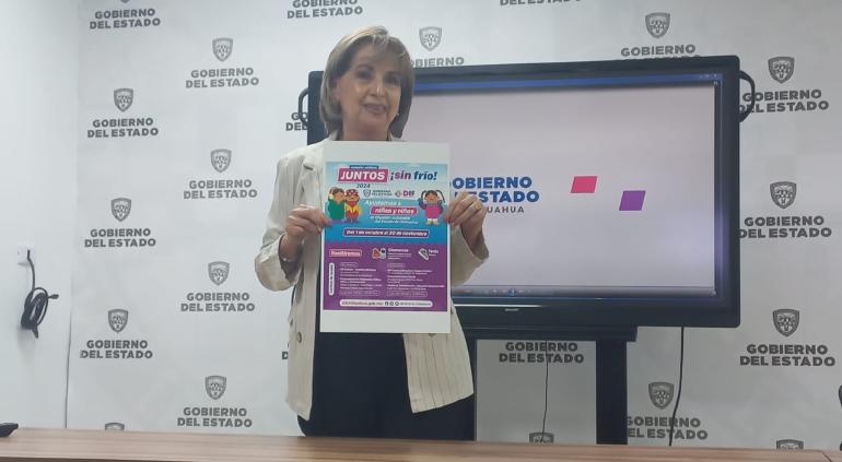 Dona chamarras y tenis a niños y adolescentes en DIF Estatal