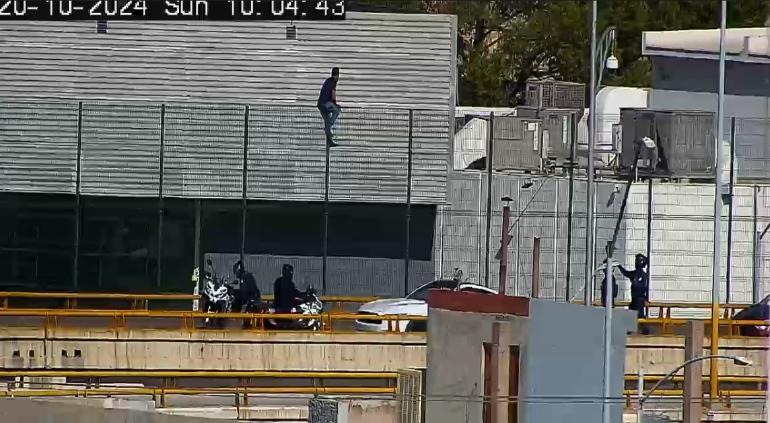 Esta mañana, policías y bomberos lograron evitar que un hombre se ...