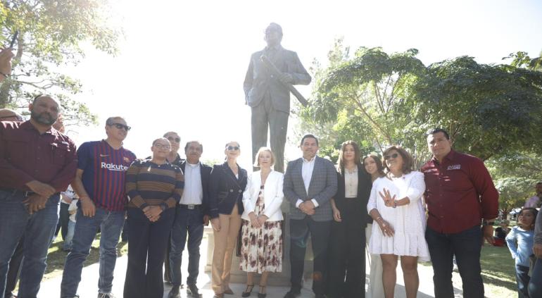 Develan monumento en honor a Heberto Castillo