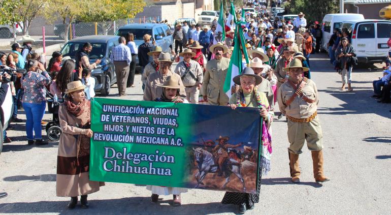 Desfilan cientos en Cuchillo Parado por 114 aniversario de Revolución
