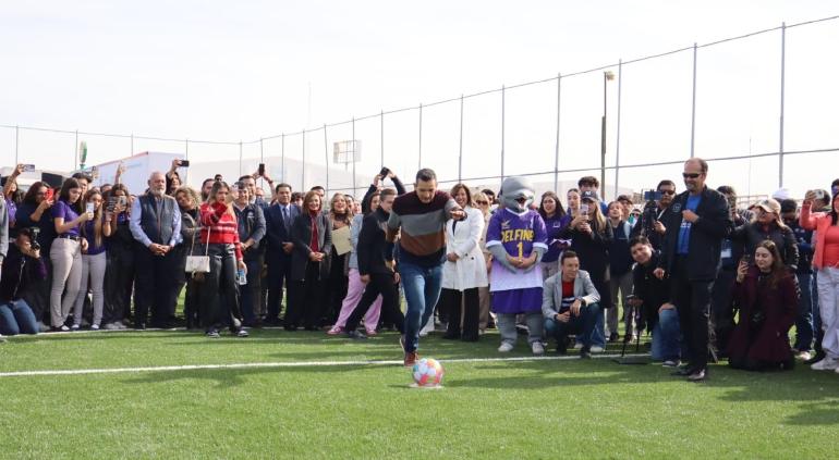 Entrega Bonilla rehabilitación de cancha en el COBACH 4