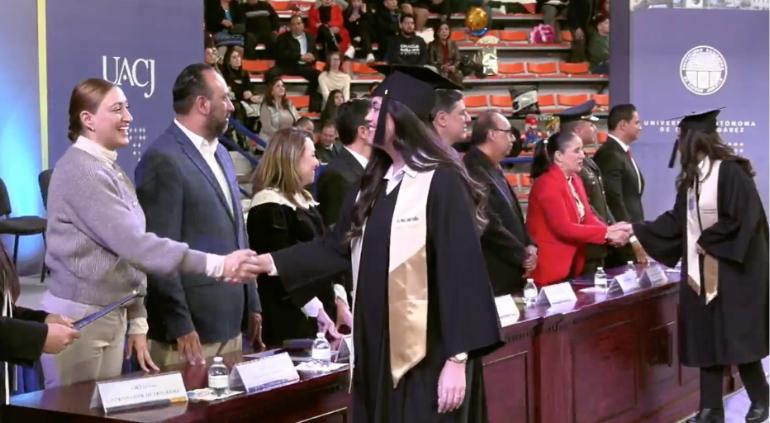 Celebró UACJ graduación de profesionistas de ICB