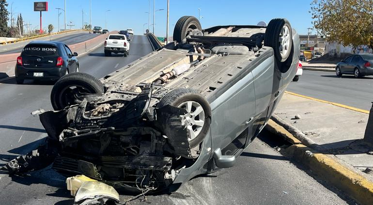 Un aparatoso choque con el muro y volcadura se registró en la Vialidad ...