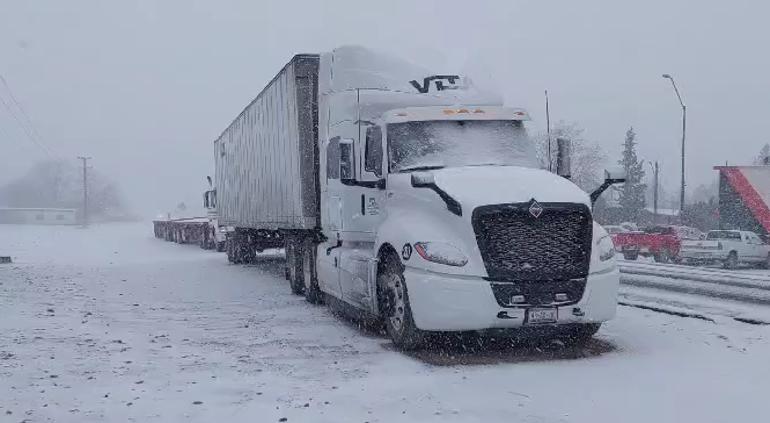 ¡Janos de blanco!; tráilers parados, captan intensa nevada🎦