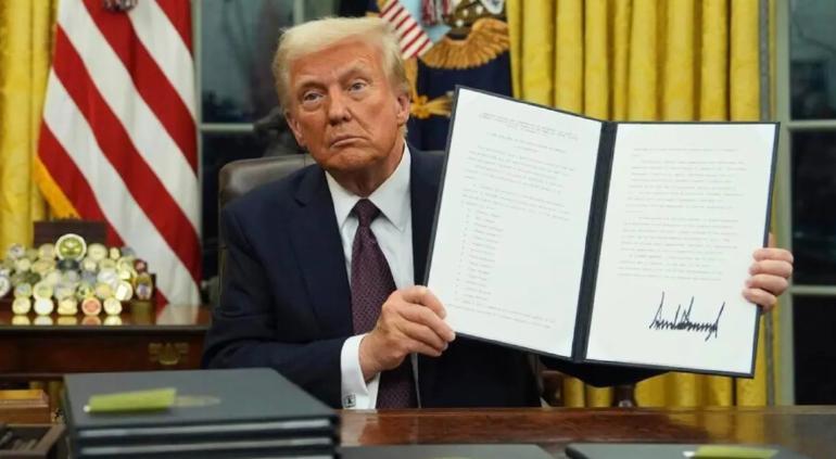 Bloquea juez orden de Trump vs ciudadanía por nacimiento