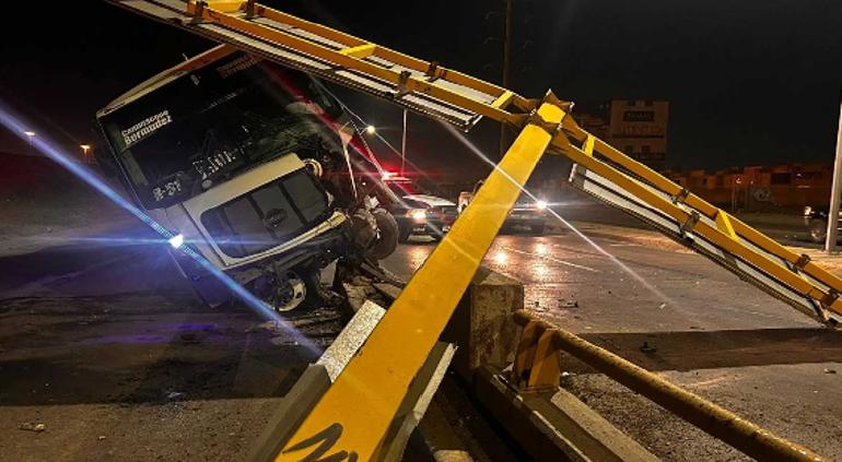 Choca rutera y derriba señalamiento en la Juan Pablo ll