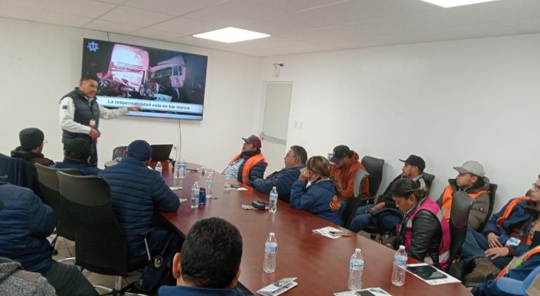 Capacitan a choferes de la empresa TRACSO sobre manejo defensivo
