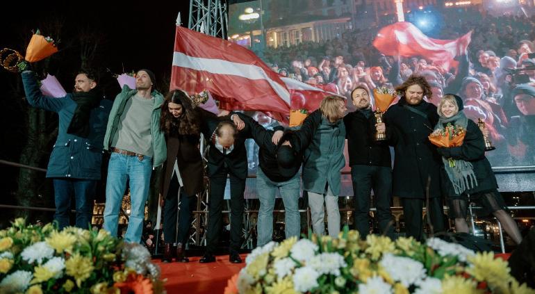 ¡Héroe nacional! Así recibieron a director de Flow en Letonia🎦