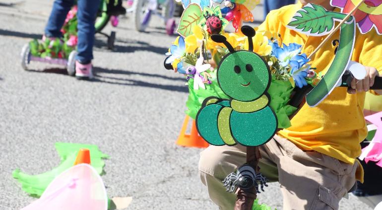 Niños de la estancia celebran la primavera con colorido desfile
