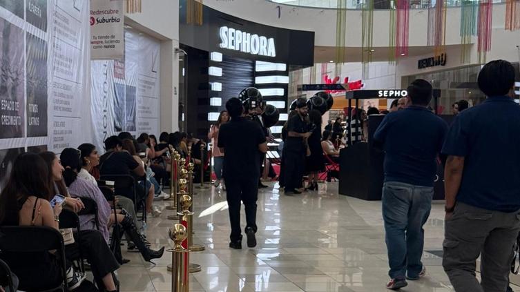 Cientos de personas se reunieron en el centro comercial Las Misiones ...