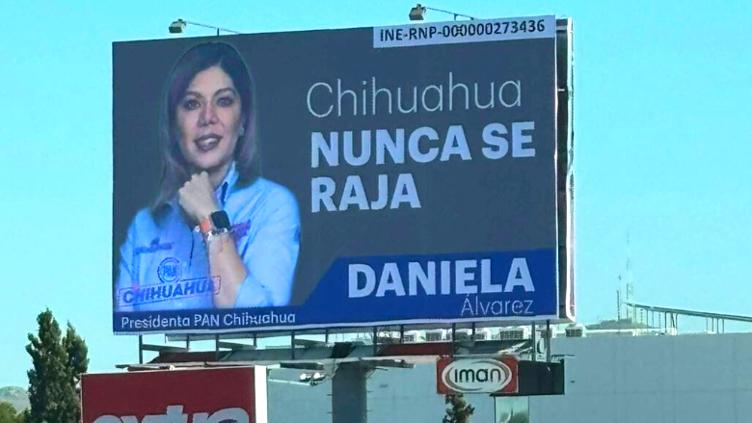 Aparecen espectaculares de Daniela Álvarez en la ciudad de Chihuahua