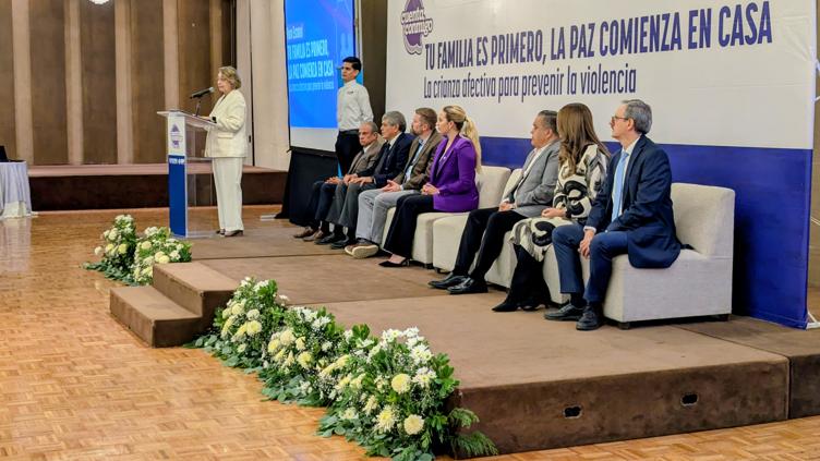Inauguran el foro "Tu familia es primero, la paz comienza en casa"