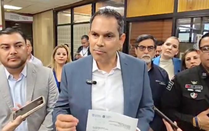 "Aparece" Gil Loya en alcaldía de Juárez e invita a Cruz a la Torre ...