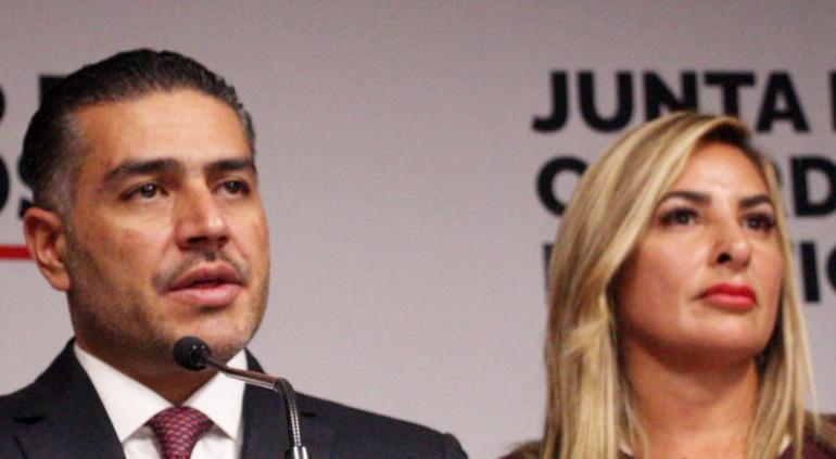 ¡Qué oso! Presume foto diputada que se aferró al lado de Harfuch 📸