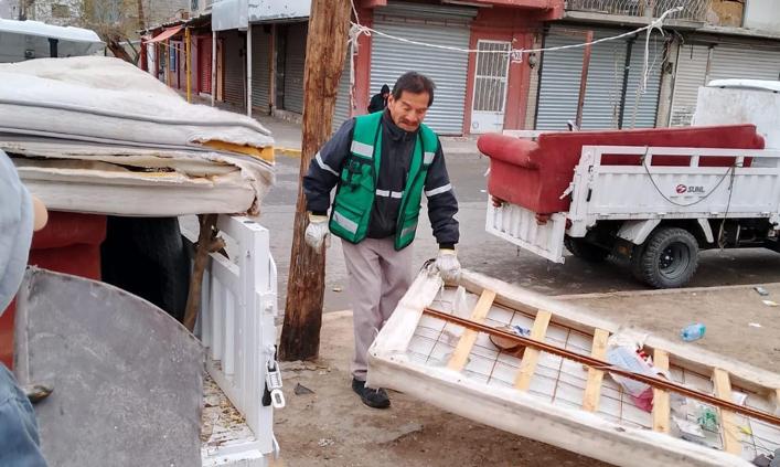 Retira Municipio basura voluminosa en el Centro