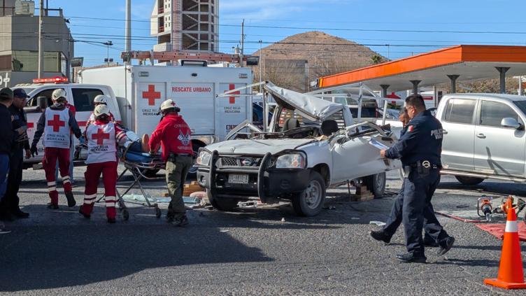 Grave mujer en encontronazo entre tráiler y pick-up en la Tecnológico🎦
