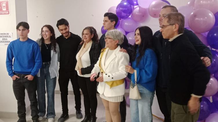 Tras 28 años, enfermera se jubiló; hace última checada ¡con mariachi!🎦